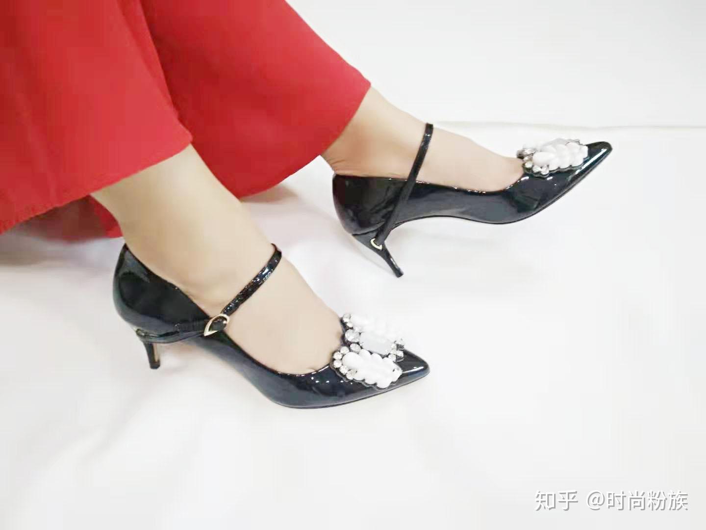 ALUMNAE尖头水钻高跟鞋款式 和裙子搭配够绝 - 知乎