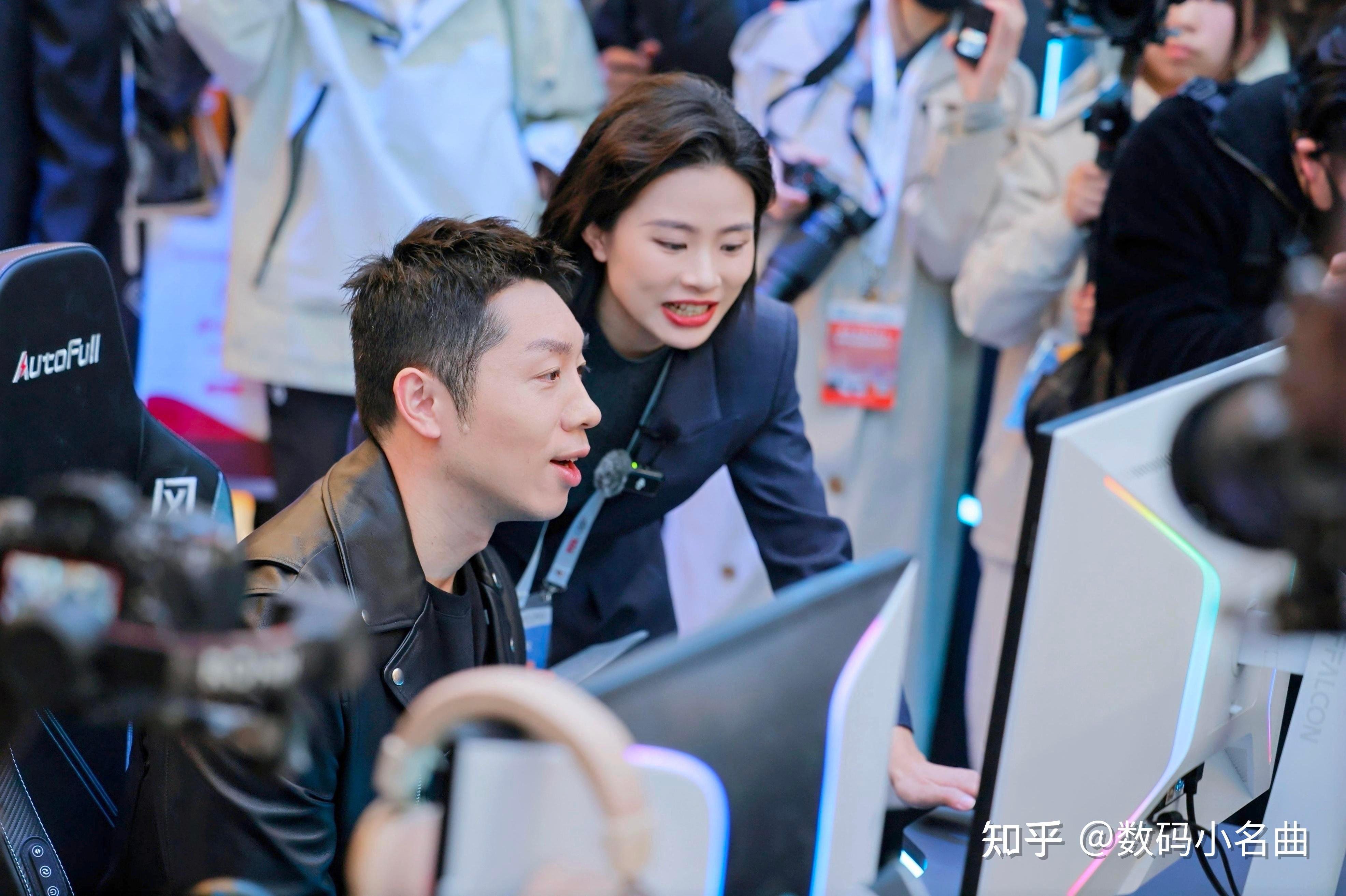 AWE2025新品首秀！许昕亲测雷鸟32U8显示器，98吋神秘巨屏引期待 - 知乎