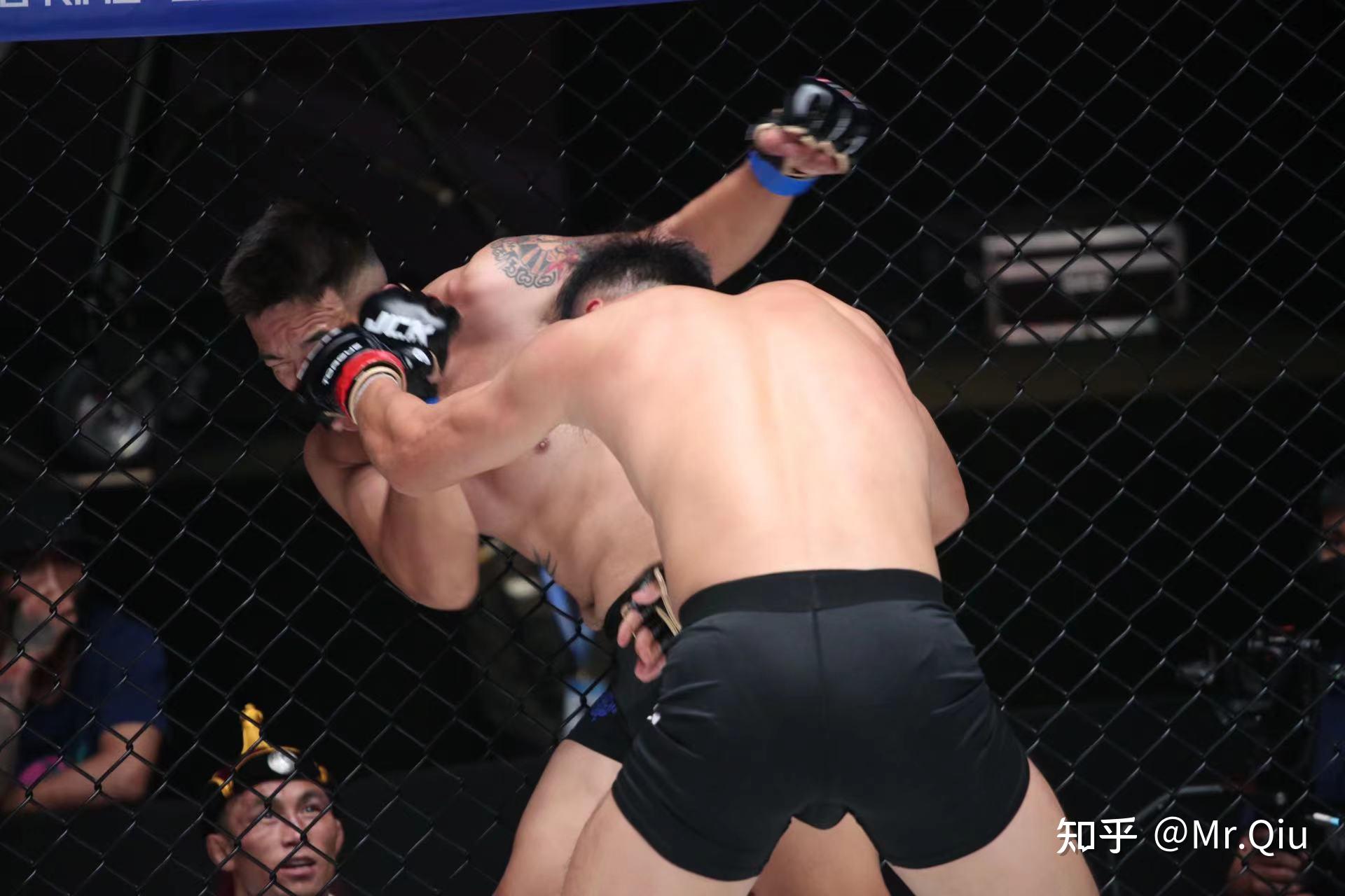 JCK战觉城2022赛季第14战“风云再起”让人难忘，白国庆失衡追击+上位砸拳，TKO吾布喀斯木·库尔班； - 知乎