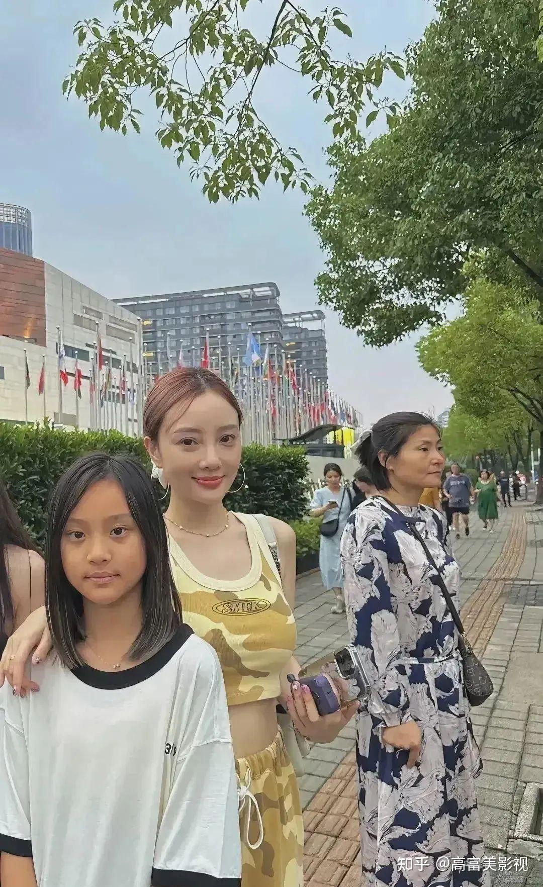 李小璐素颜好显老,鱼尾纹也那么多,身材下垂得厉害还穿露脐吊带! 知乎