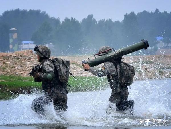 解放军步兵手中的火箭大炮：用了20多年的PF98式120毫米火箭筒 - 知乎