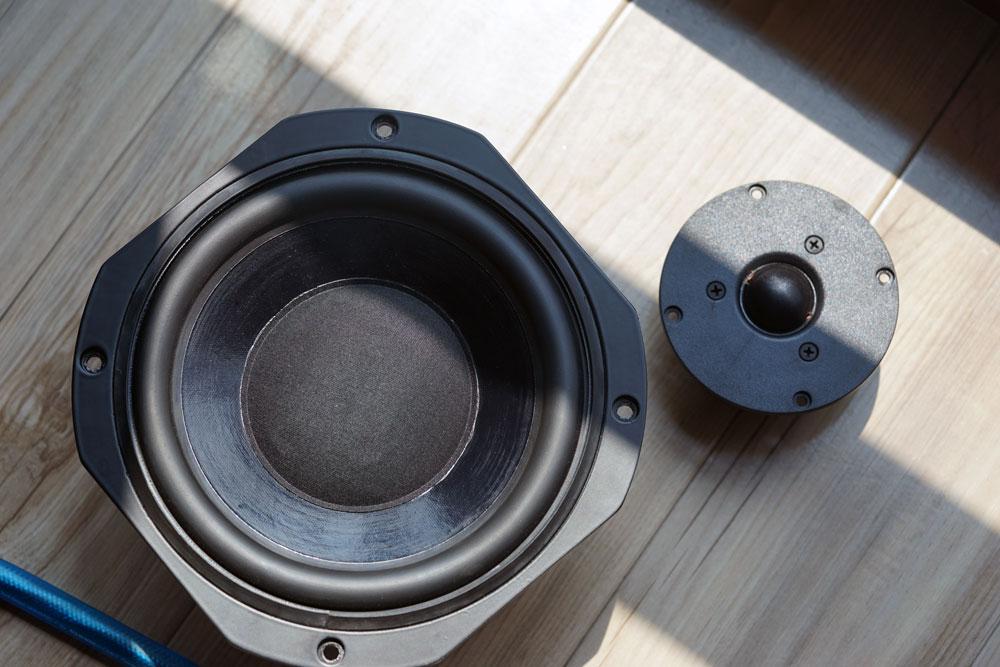 好莱坞录音师用的音箱里面长什么样子！QUESTED罗杰之声S8R监听音箱拆解 - 知乎