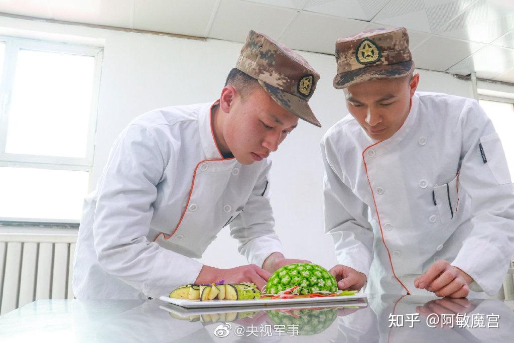 “舌尖”上的部队伙食，兵哥哥的厨艺堪比大饭店，一看就是专业的 - 知乎