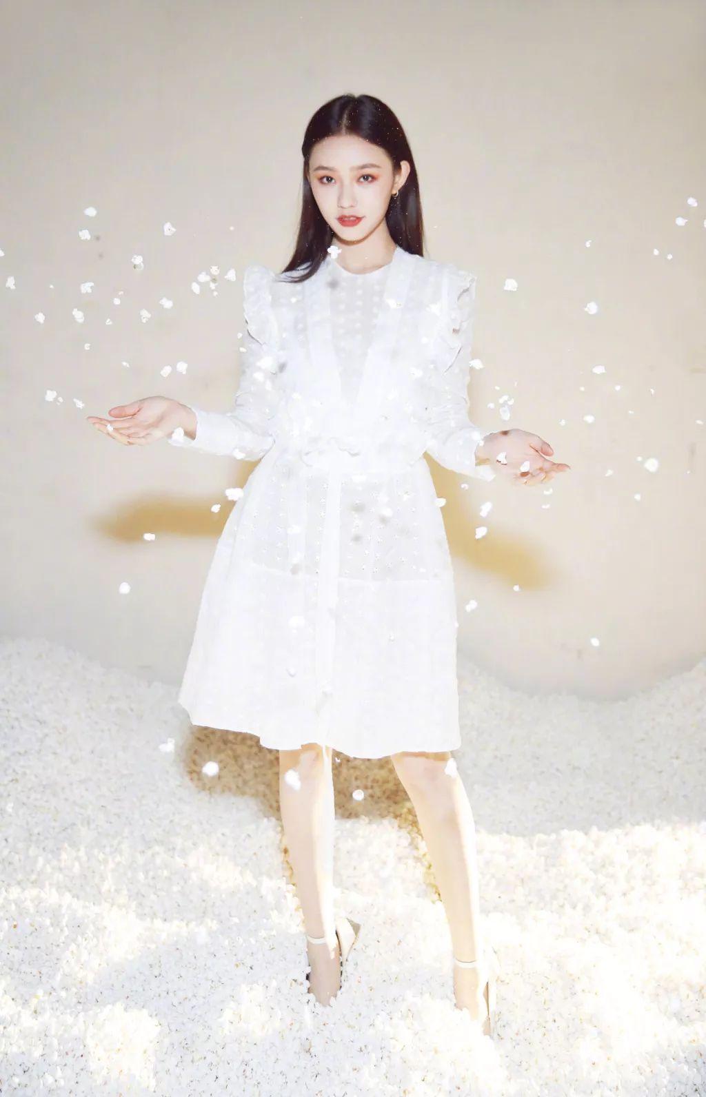 林允、王大陆版《一吻定情》遭质疑？除了不够 笨”，林允的少女感可是毋庸置疑的！ 知乎