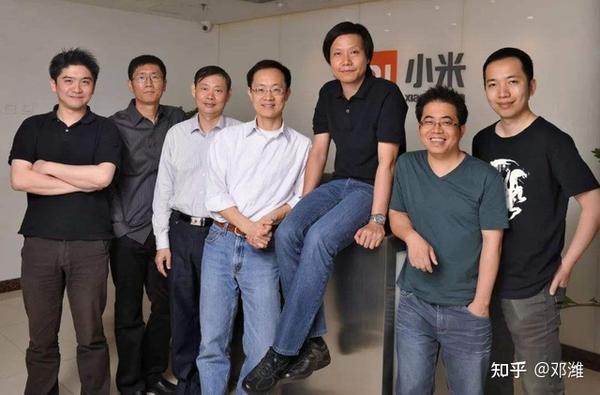 雷军一张高管合照，暴露“老板穿啥，我就穿啥”的潜规则！ 知乎