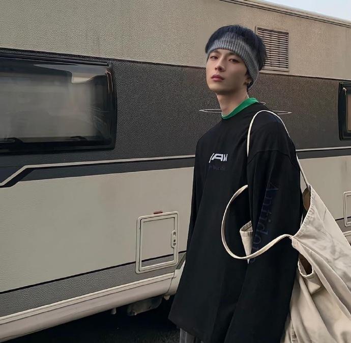 看上去很自由的男生头像 - 知乎