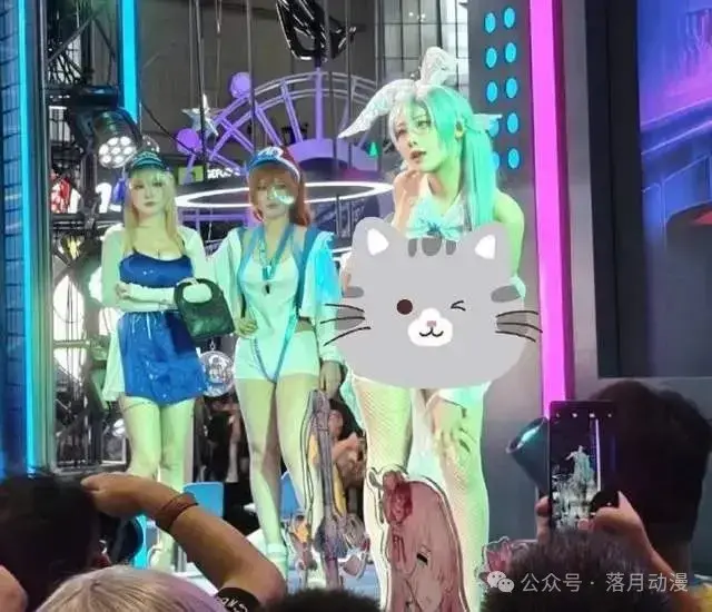 韩援Coser化身“女菩萨”，线下漫展亲密贴贴，因尺度过大惨遭同行举报？ - 知乎