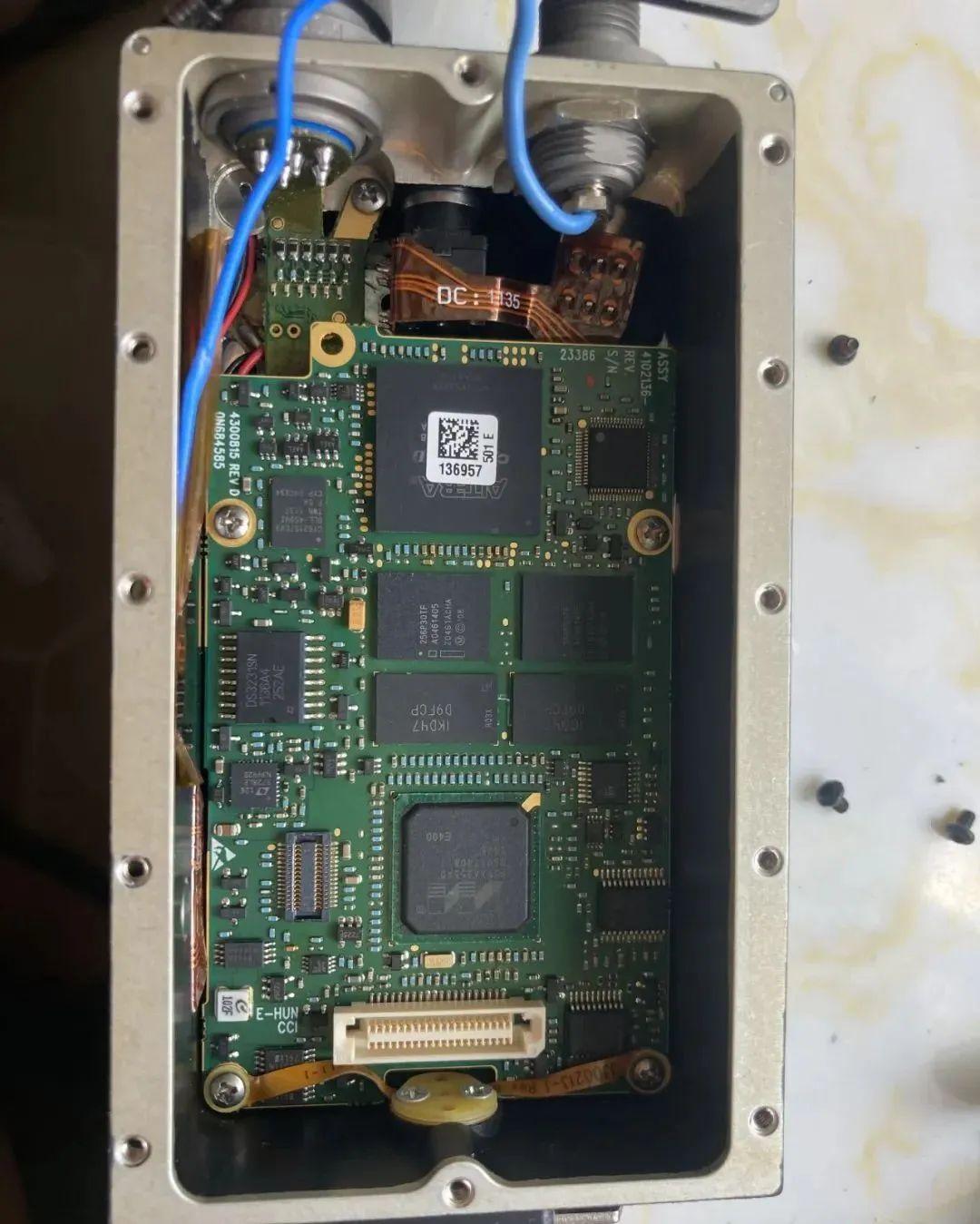 拆了一个美军电台PRC-148 JEM和配套车载功放AN/VRC-111，设计不是一般复杂！ - 知乎