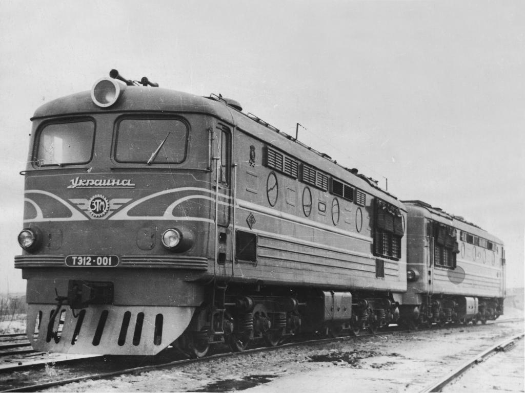 时不时喷黑烟的TE10系列内燃机车 - 知乎