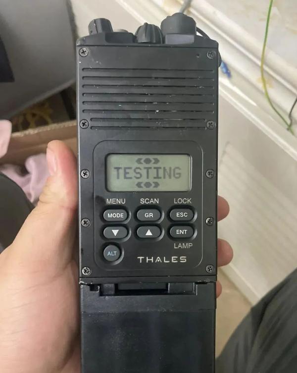 拆了一个美军电台PRC-148 JEM和配套车载功放AN/VRC-111，设计不是一般复杂！ - 知乎