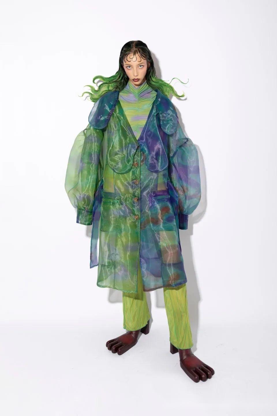 焕新后的AVAVAV，以怪物般的四指鞋踏入未来。 - 知乎