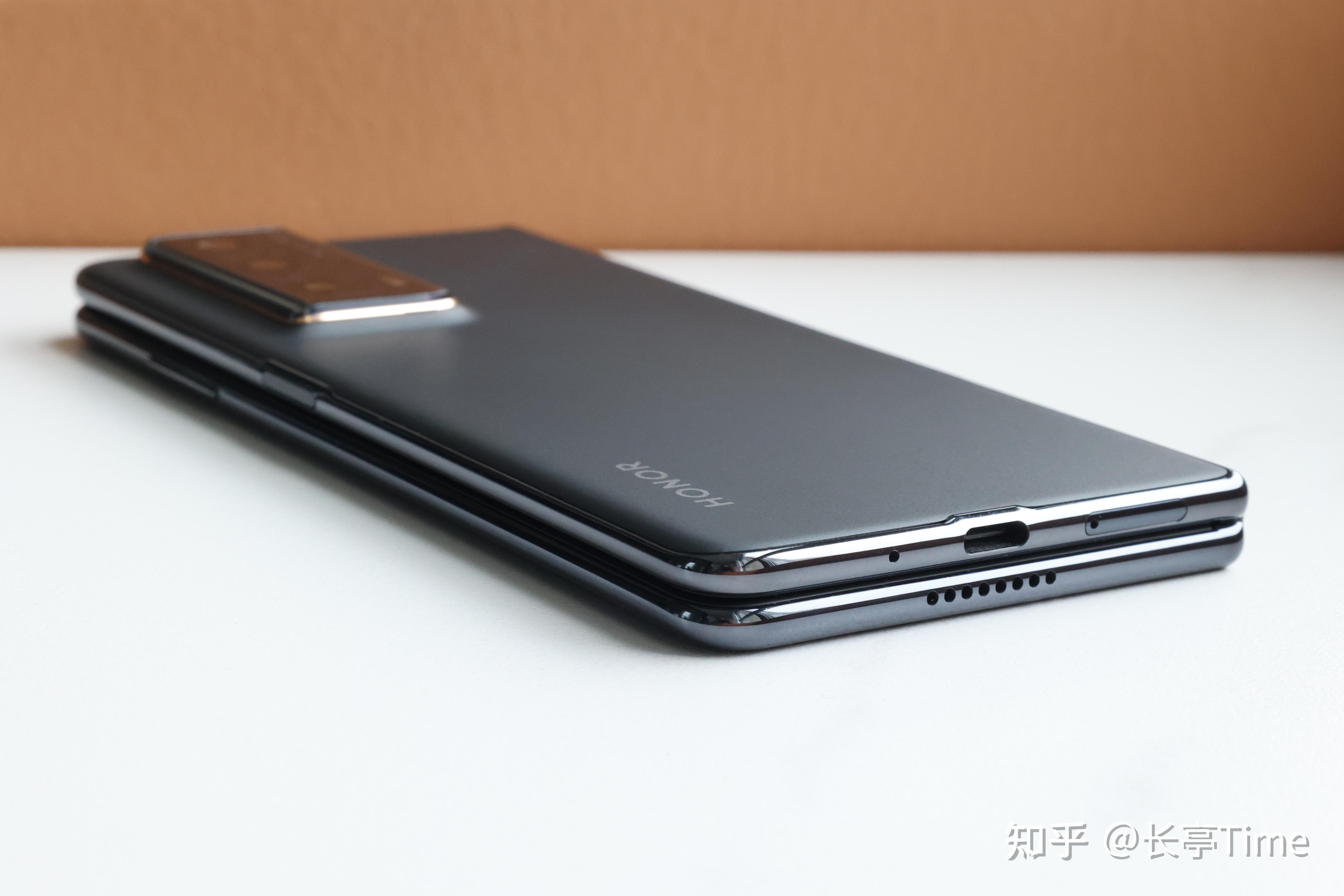 定价 6999 元起的折叠屏手机荣耀Magic Vs2，配置如何？有哪些亮点和不足？