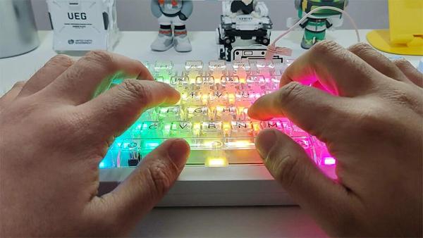 出道既“巅峰”首款全POK材质线性轴——IQUNIX璞玉轴上手体验