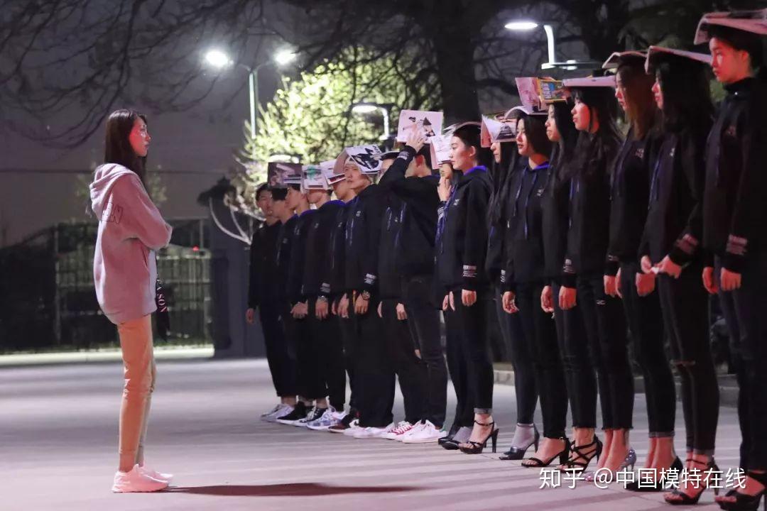 作为一名T台模特，这些你是必须要练的 - 知乎