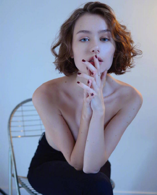 俄罗斯模特长发时柔美 短发时复古感十足 - 知乎