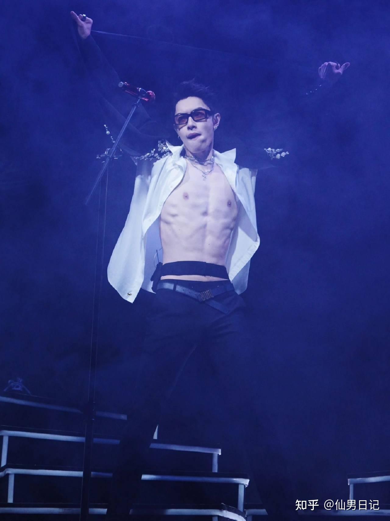 188cm男爱豆脱衣服秀腹肌！他竟然是山东的…… - 知乎