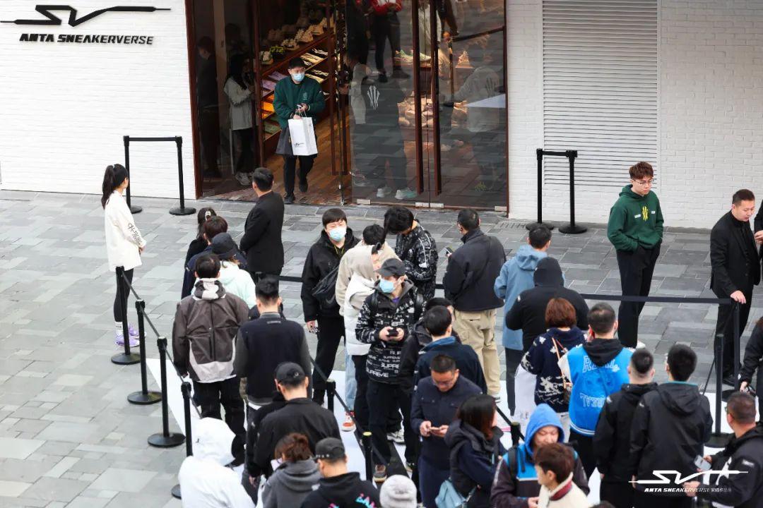 许久未见的排队盛况！首家ANTA SNEAKERVERSE安踏作品集白标店不只是一个店铺 - 知乎
