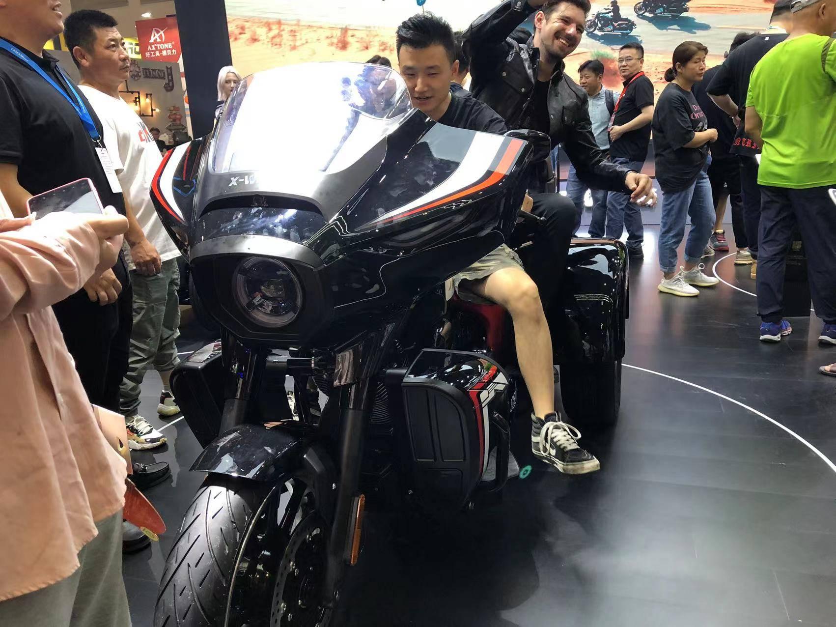 国产超大排摩托亮相重庆摩博会，X-WEDGE新威骑堪称“中国的哈雷”？ - 知乎