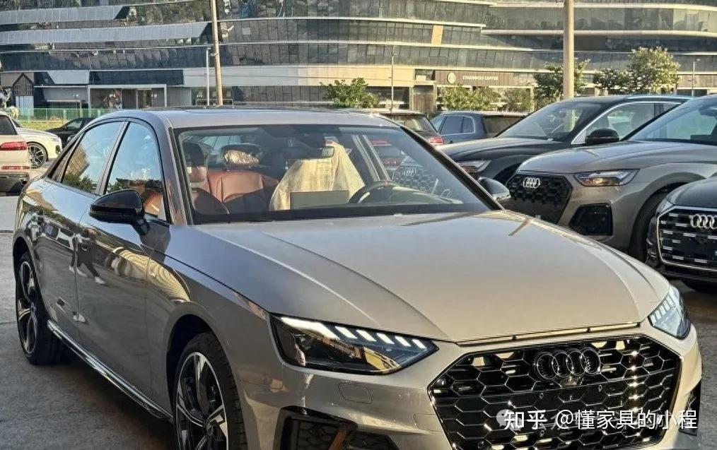 25款奥迪A4L实车到店，增logo车贴换12点方向盘，标配30色氛围灯 - 知乎
